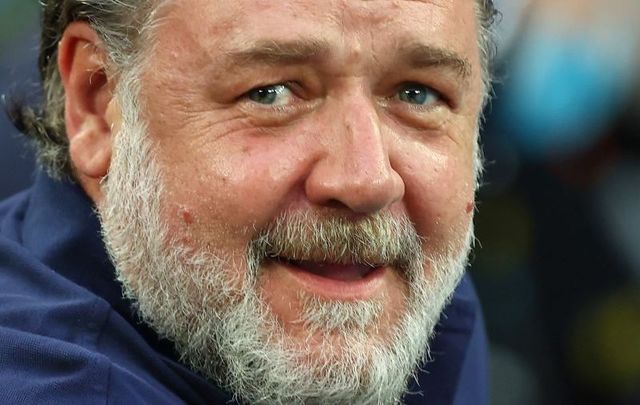 Russell Crowe pays a visit to his favorite pub in Limerick