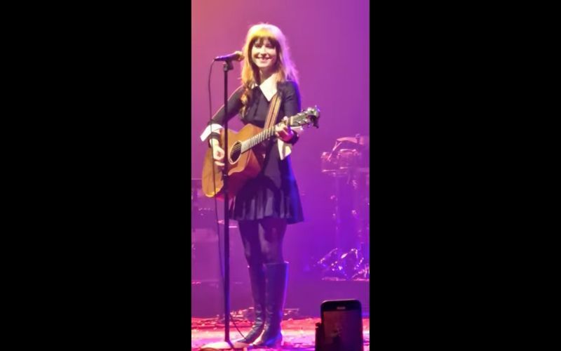 Hayley Williams Singing On Stage