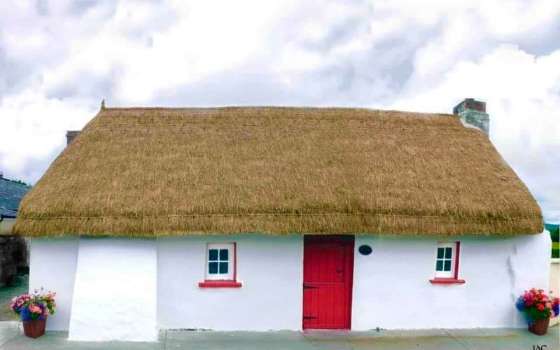 Irish family hosting celebration in recently-restored thatched cottage ...