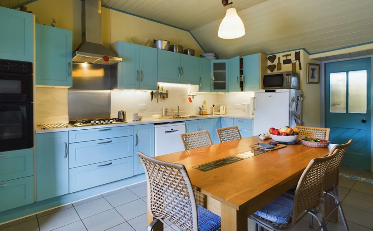 Thatched cottage by the seaside in Waterford for sale